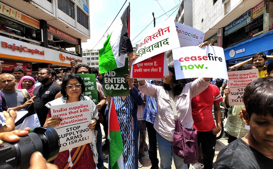 Right-Wing Mob Disrupts Peaceful Pro-Palestine Protest in Delhi ...